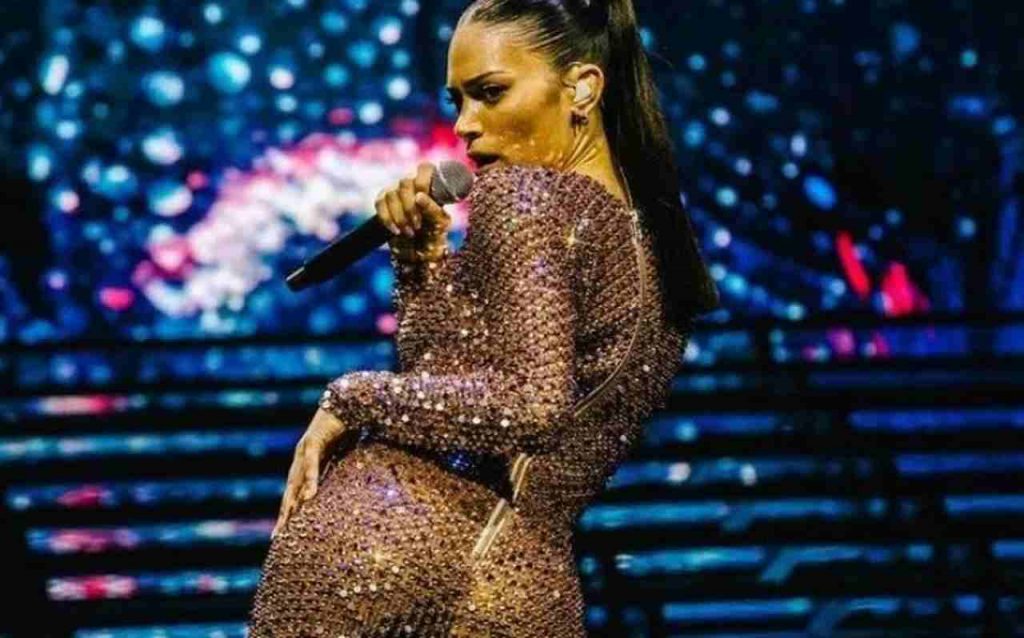 Elodie, sale sul palco senza mutande: si vede tutto | Incidente bollente